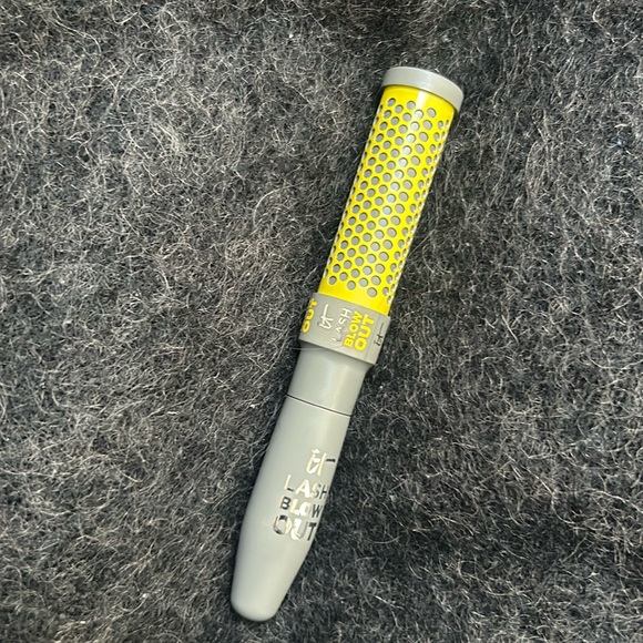 it cosmetics | Makeup | It Lash Blow Out | Poshmark